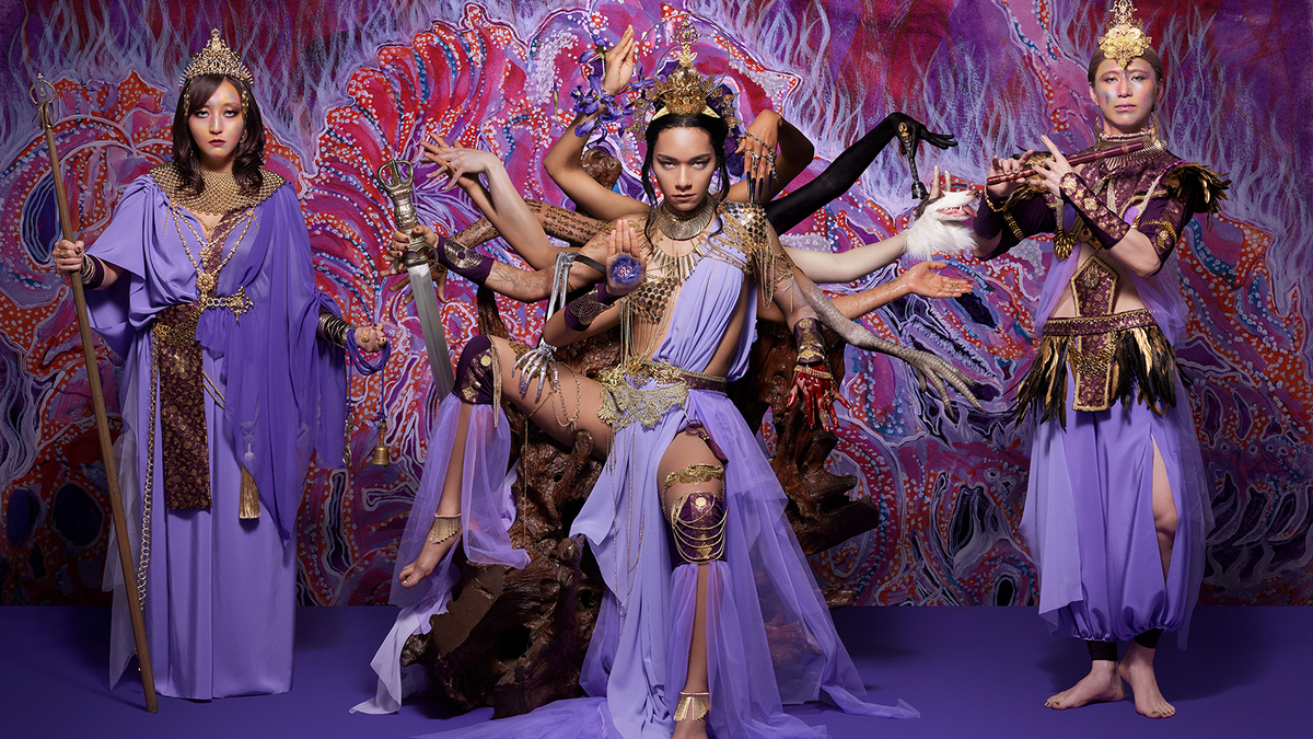 Queen Bee - Crunchyroll